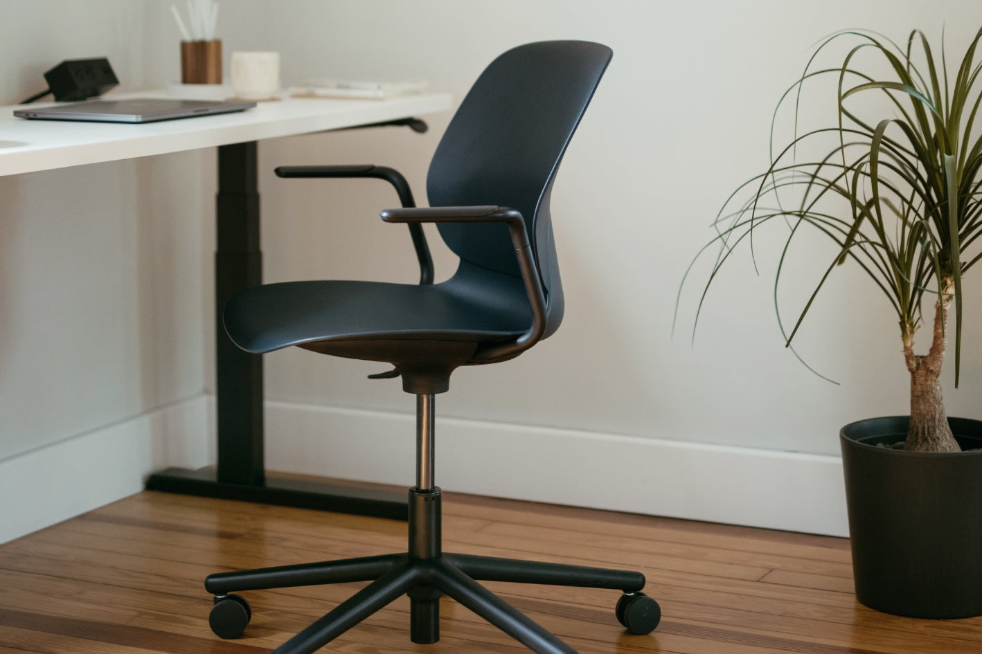 Maari Upholstered Office Chair with 5-Star Base | Haworth Canada